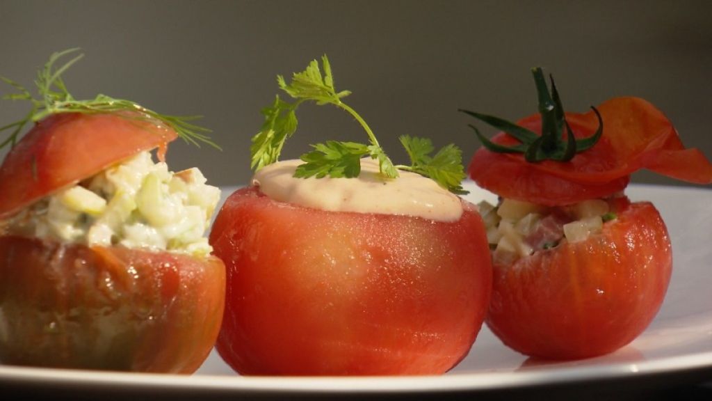 Punjene rajčice s tri vrste salate - 24KITCHEN