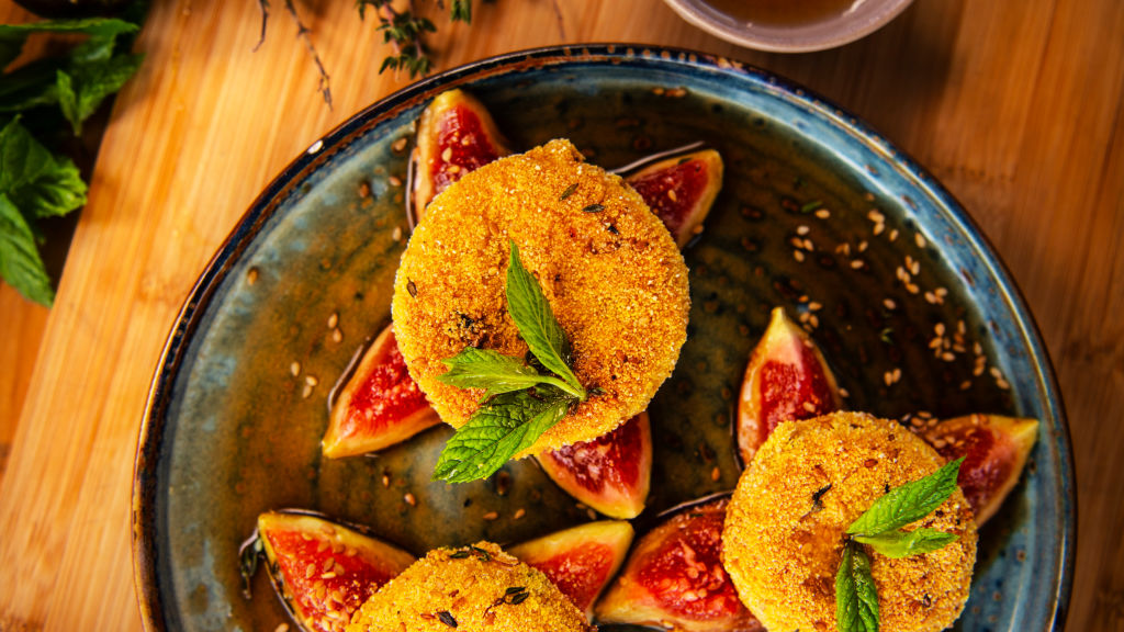 Hrskavi pohani sir i smokve u sirupu sa sezamom - 24KITCHEN