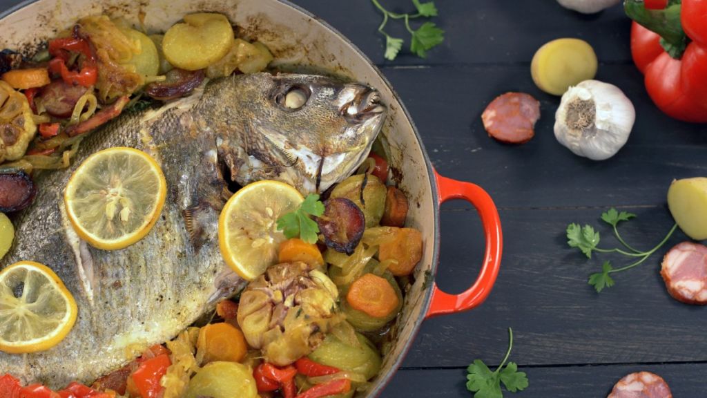 Pargo assado no forno com legumes de caril - 24Kitchen - Veja as suas ...